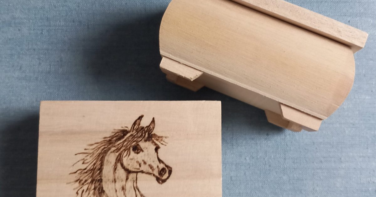 Holzschatulle „Pferd“ – Natur- und Herzensgueter